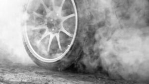 ¿Tu coche echa humo blanco y pierde fuerza? Descubre la solución aquí