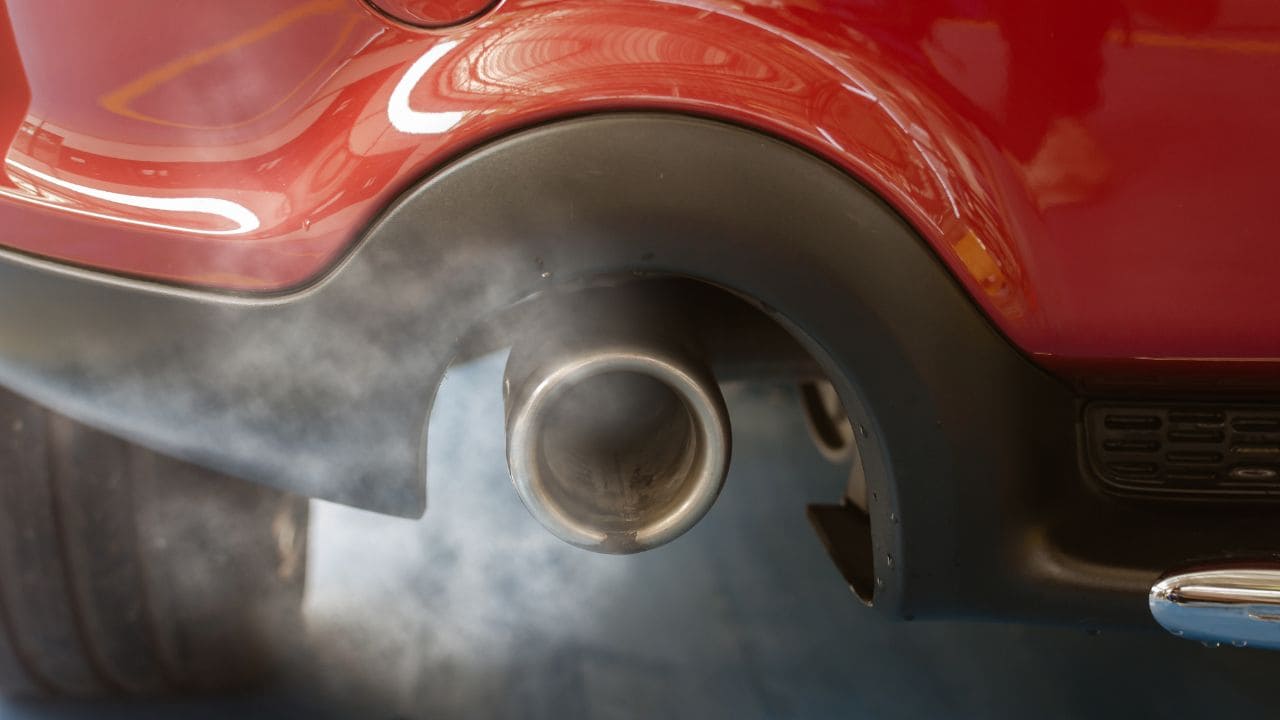 Humo blanco en el tubo de escape diésel: causas y soluciones