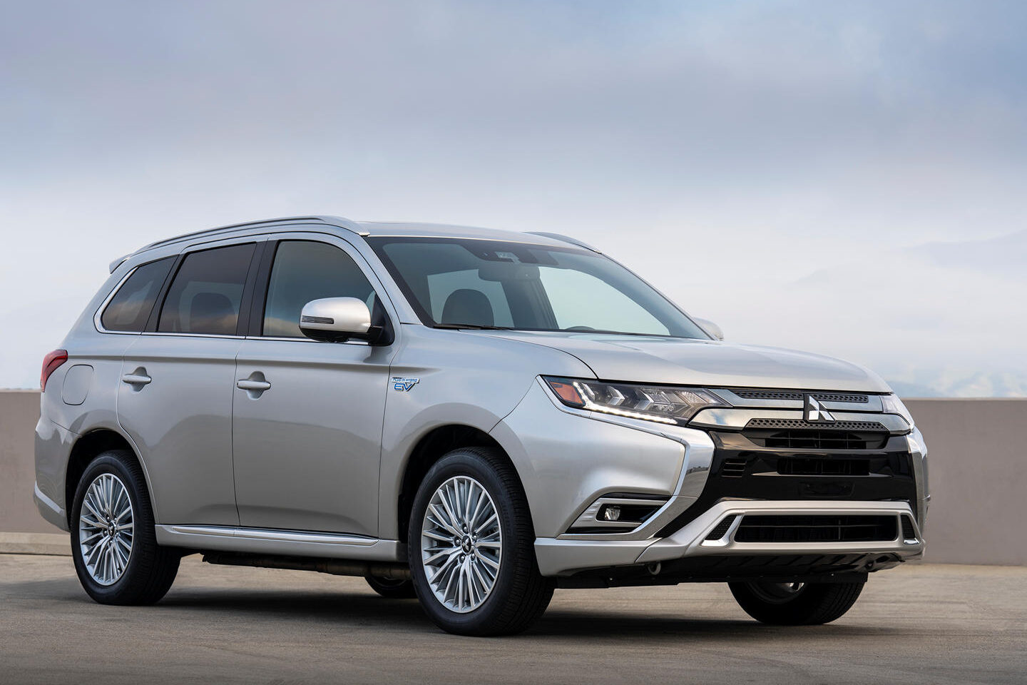 Mitsubishi Outlander PHEV vs Toyota RAV4 Hybrid: ¿Cuál es el SUV híbrido más eficiente?