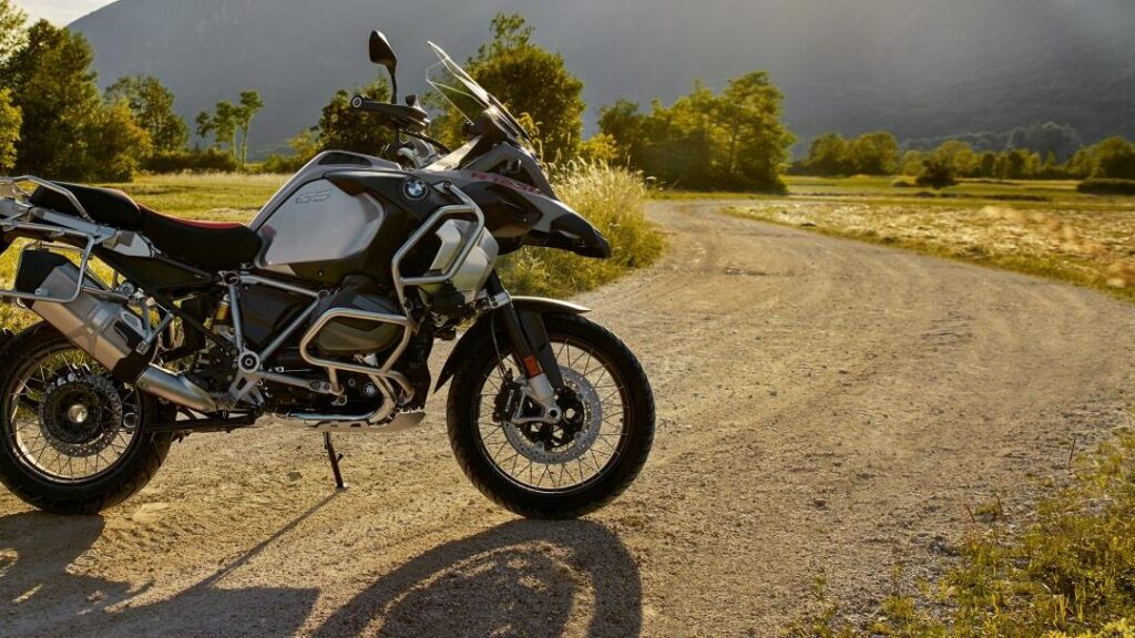 Descubre la moto perfecta para conquistar las carreteras de montaña ...