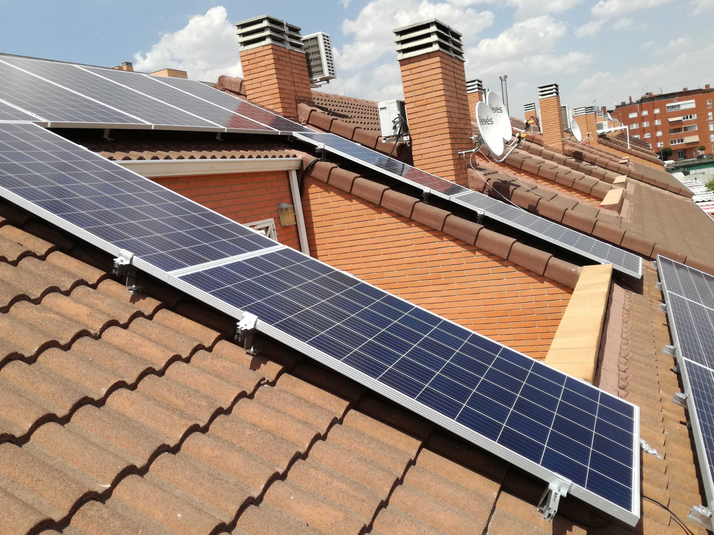 ¿Necesitas cargar la batería de tu coche? Descubre cómo una placa solar ...